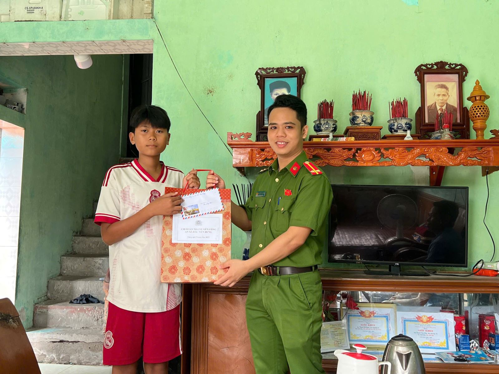 Chi đoàn thanh niên Công an xã Bắc Tiên Hưng tặng quà Trung thu năm 2025 cho các cháu có hoàn ...